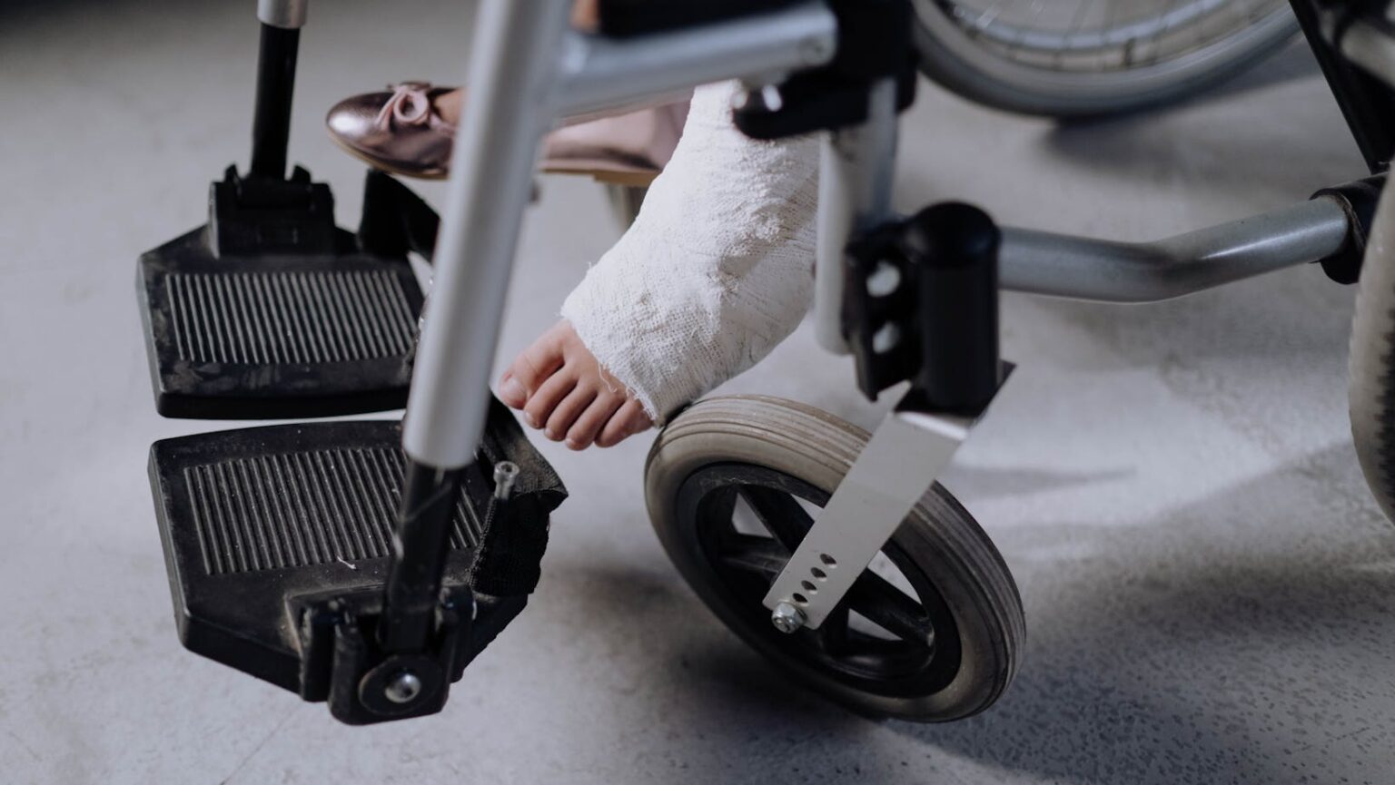 How to Heal a Cut on the Bottom of Your Foot: Tips for Fast Recovery ...